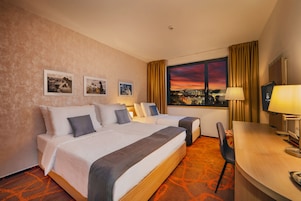 Roupa hipoalergénica, minibar, cofre no quarto, secretária 