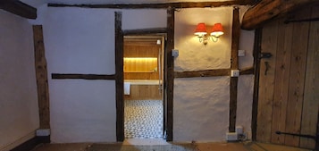 Quarto casal superior, 1 cama de casal, banheira (Room 2) | Banheiro | Produtos de toalete grátis, secador de cabelo, toalhas de banho