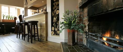 Quarto casal, suíte (room for drop down bed) | Bar (na propriedade)