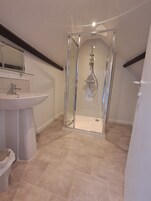 Quarto quádruplo família | Banheiro | Chuveiro, produtos de toalete grátis, toalhas de banho 