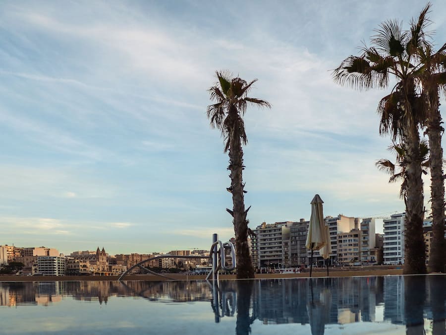 Piscina interior, piscina exterior, toldos gratuitos, guarda-sóis
