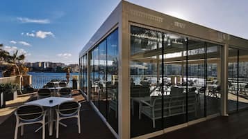 2 restaurantes, pequenos-almoços servidos, cozinha internacional