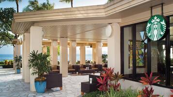 Pequenos-almoços, almoços, jantares servidos, junto à piscina