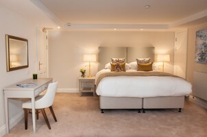 Quarto família, vista para o pátio (King Suite) | Roupas de cama premium, cofres nos quartos, escrivaninha