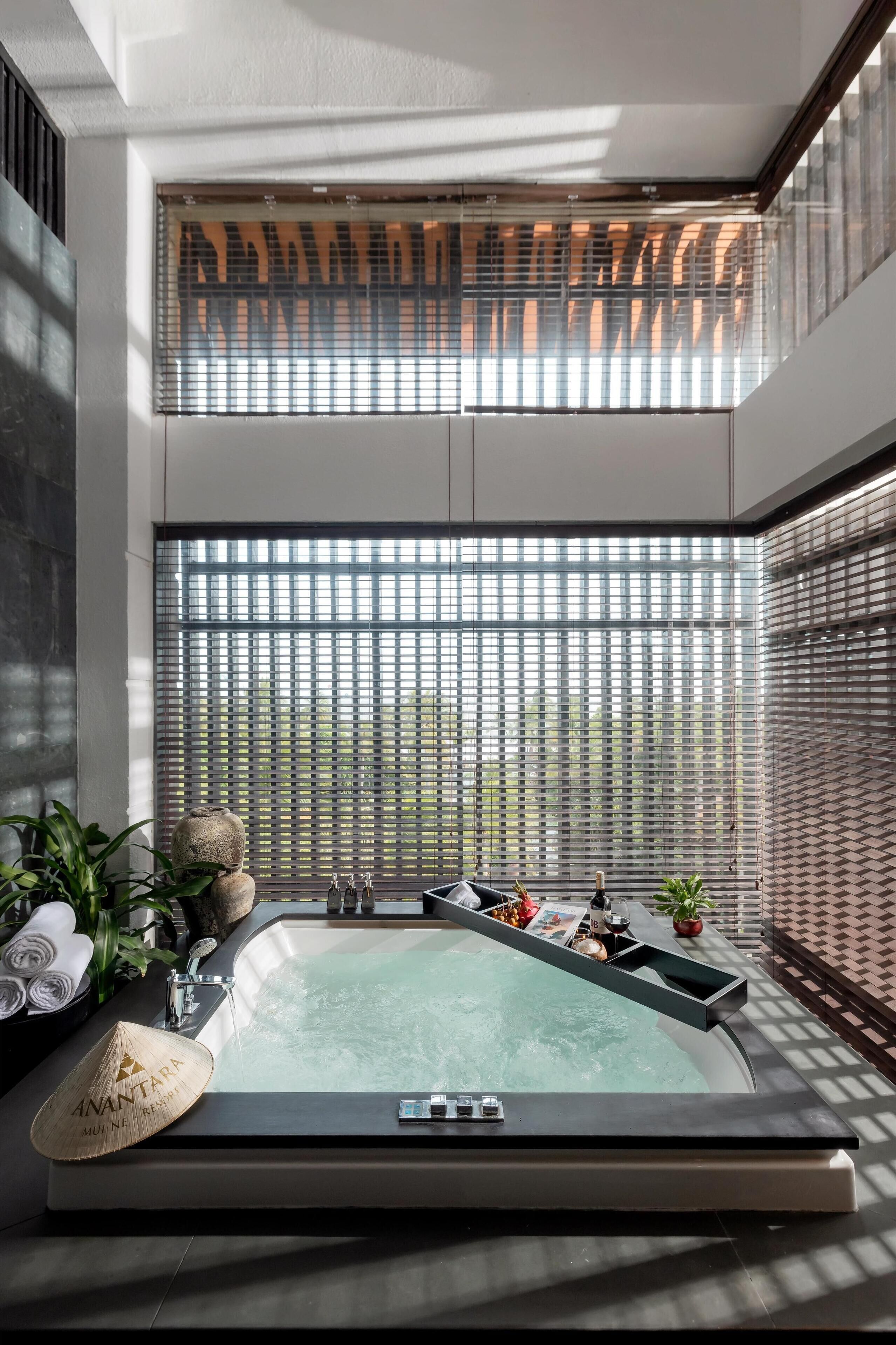 Suite, 2 quartos | Minibar, cofre no quarto, secretária, cortinas/cortinados opacos 