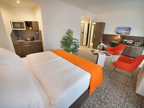 Suite | Roupa hipoalergénica, minibar, cofre no quarto, secretária 