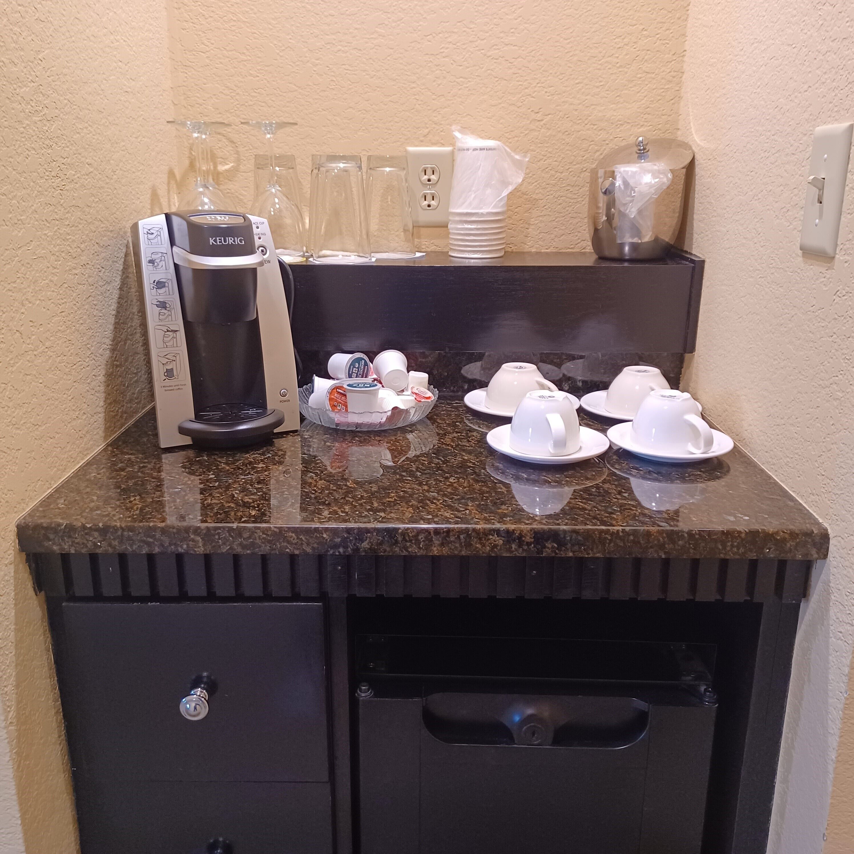 Suite Deluxe, várias camas, banheira de hidromassagem, Vista para a cidade | Sala de estar | Smart TV de 32 polegadas com canais por cabo 