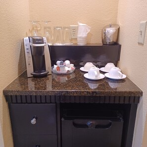 Suíte luxo, várias camas, banheira de hidromassagem, vista para a cidade | Área de estar | Smart TV 32 polegadas com canais a cabo