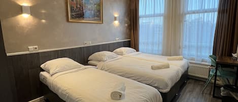 Quarto Triplo | Cofre no quarto, Wi-fi grátis, roupa de cama fornecida