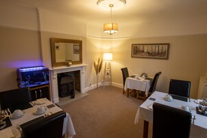 Café da manhã completo grátis todos os dias