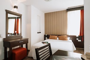 Quarto Clássico com Cama de Casal | Cofre no quarto, secretária, Wi-fi grátis, roupa de cama fornecida
