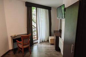 Quarto casal superior | Cofres nos quartos, escrivaninha, berços grátis, Wi-Fi de cortesia