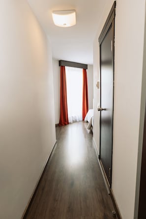 Quarto Duplo Superior | Cofre no quarto, secretária, Wi-fi grátis, roupa de cama fornecida 