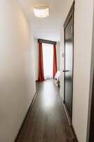 Quarto Duplo Superior | Cofre no quarto, secretária, Wi-fi grátis, roupa de cama fornecida 