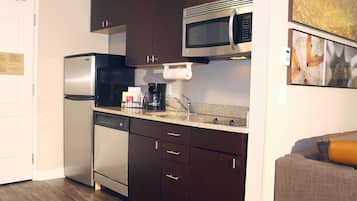 Suíte, 1 quarto, para não fumantes | Cozinha privada | Geladeira, micro-ondas, cooktop, lava-louças