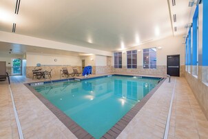 Piscina interior, espreguiçadeiras 