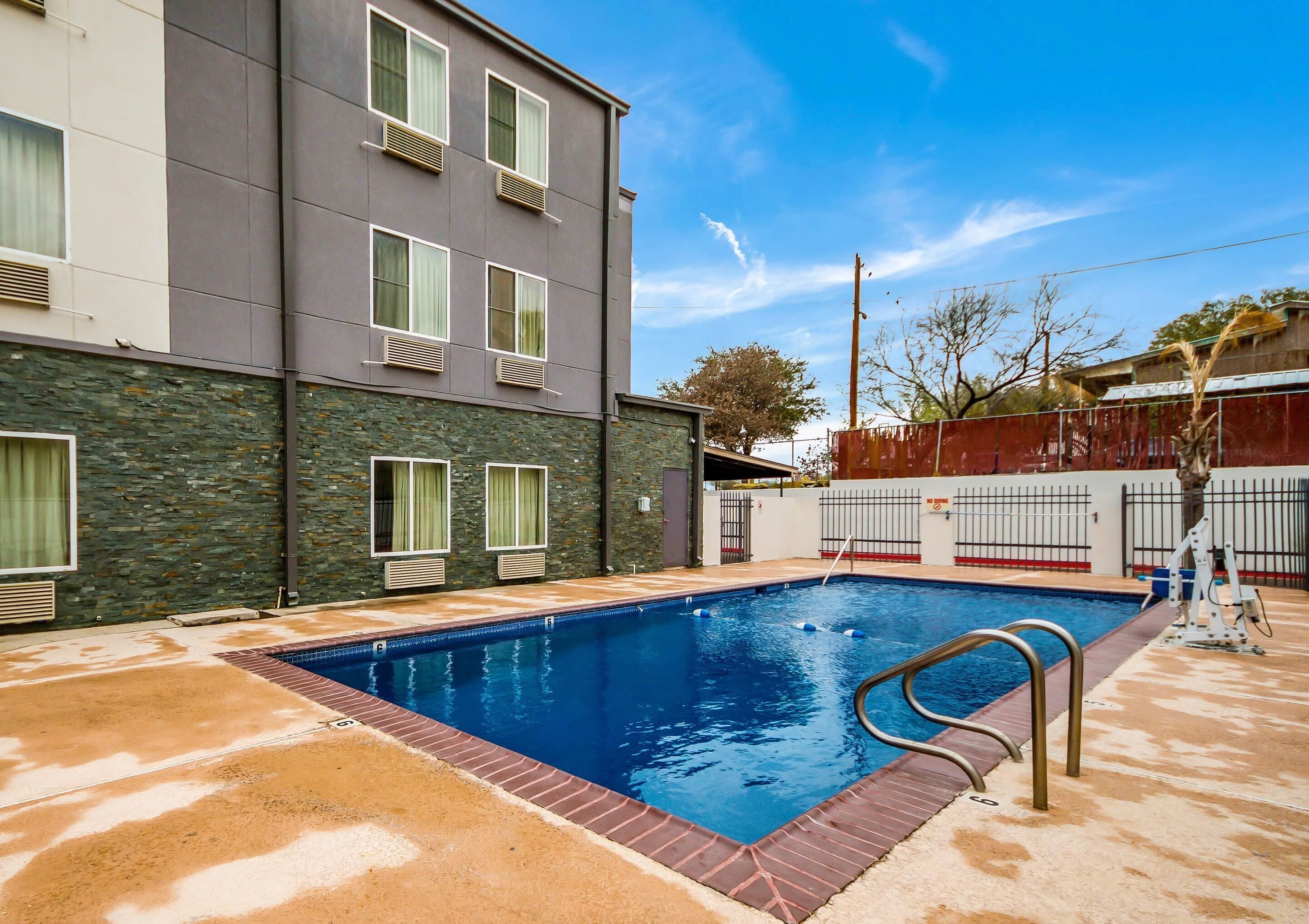 Piscina exterior, espreguiçadeiras 