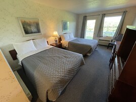 Quarto, 2 camas de casal | Wi-fi grátis, roupa de cama fornecida