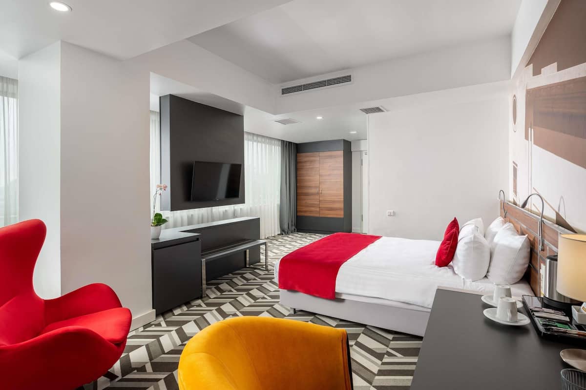 Privilege, Quarto, 1 cama de casal, vista para a cidade | Cofres nos quartos, escrivaninha, quartos à prova de som