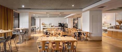 Café da manhã com buffet diário (RON 75 por pessoa)