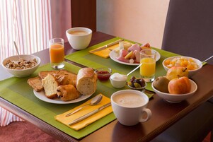 Café da manhã com buffet todos os dias mediante uma taxa