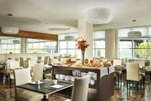 Café da manhã com buffet todos os dias (EUR 12 por pessoa)