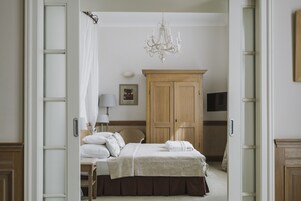 Apartamento | Roupa hipoalergénica, minibar, cofre no quarto, secretária 