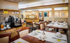 Café da manhã com buffet todos os dias (EUR 15 por pessoa)