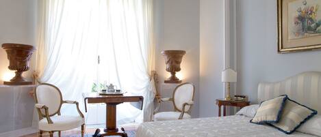 Quarto quádruplo luxo | Frigobar, cofres nos quartos, escrivaninha, quartos à prova de som