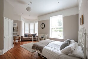 Quarto Duplo, casa de banho anexa (Scandinavian Room) | Ferro/tábua de engomar, roupa de cama fornecida 