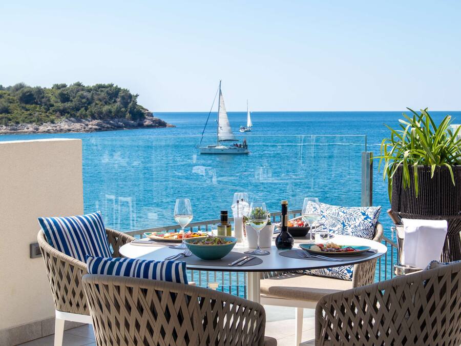 Pequenos-almoços e jantares servidos, com vista para a praia