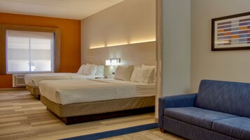 Suite, 2 camas queen-size | Cofre no quarto, secretária, cortinas/cortinados opacos 
