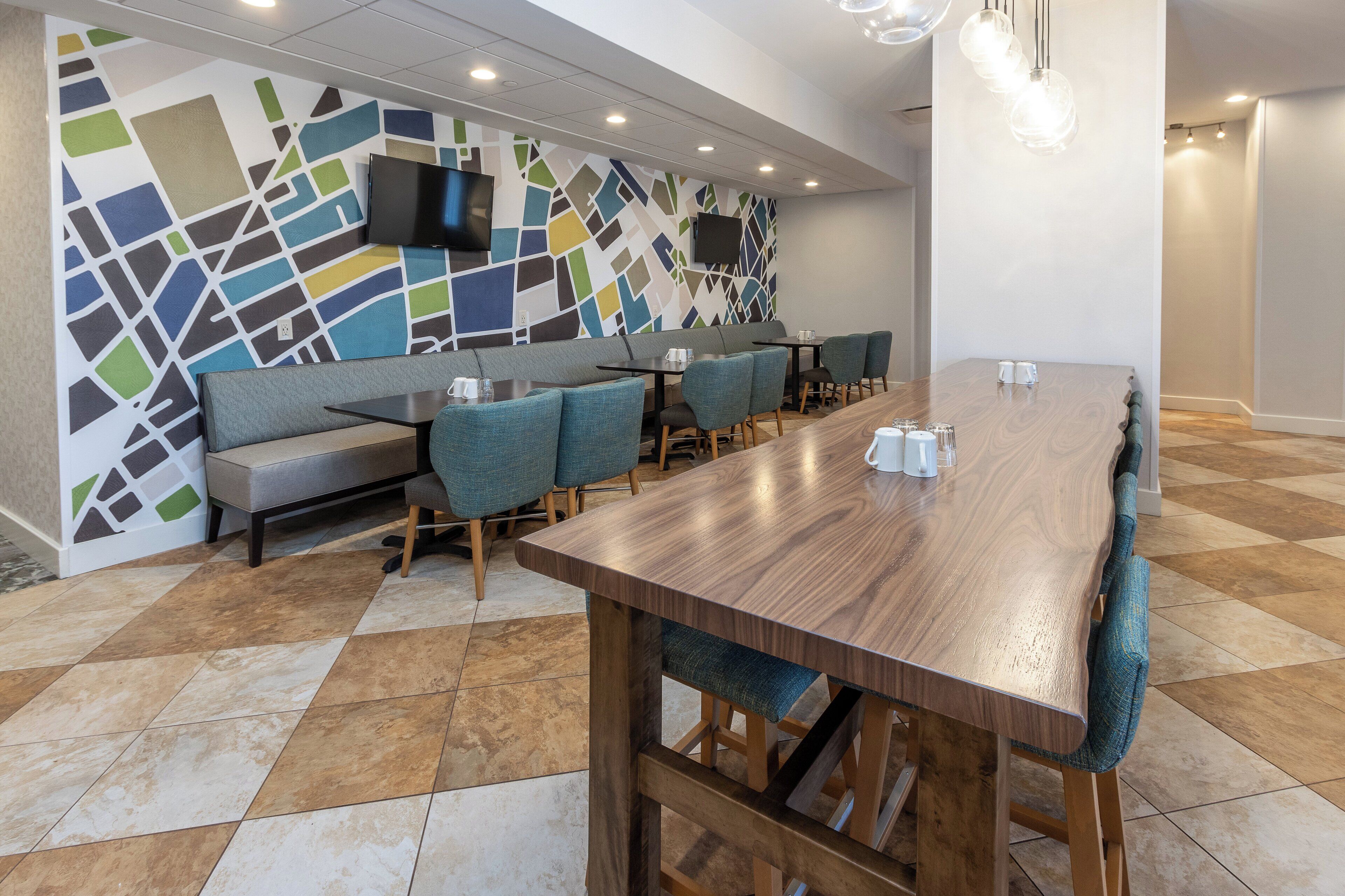 2 restaurantes, é servido café da manhã