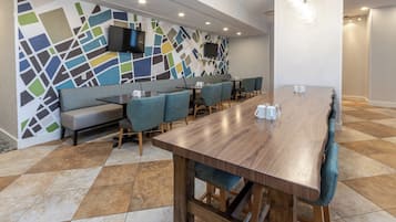 2 restaurantes, é servido café da manhã