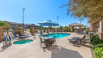 Piscina exterior, guarda-sóis, espreguiçadeiras