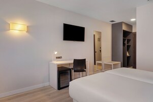 Quarto Twin | Cofre no quarto, secretária, cortinas/cortinados opacos, Wi-fi grátis 