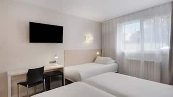 Quarto triplo | Cofres nos quartos, escrivaninha, cortinas blackout, Wi-Fi de cortesia