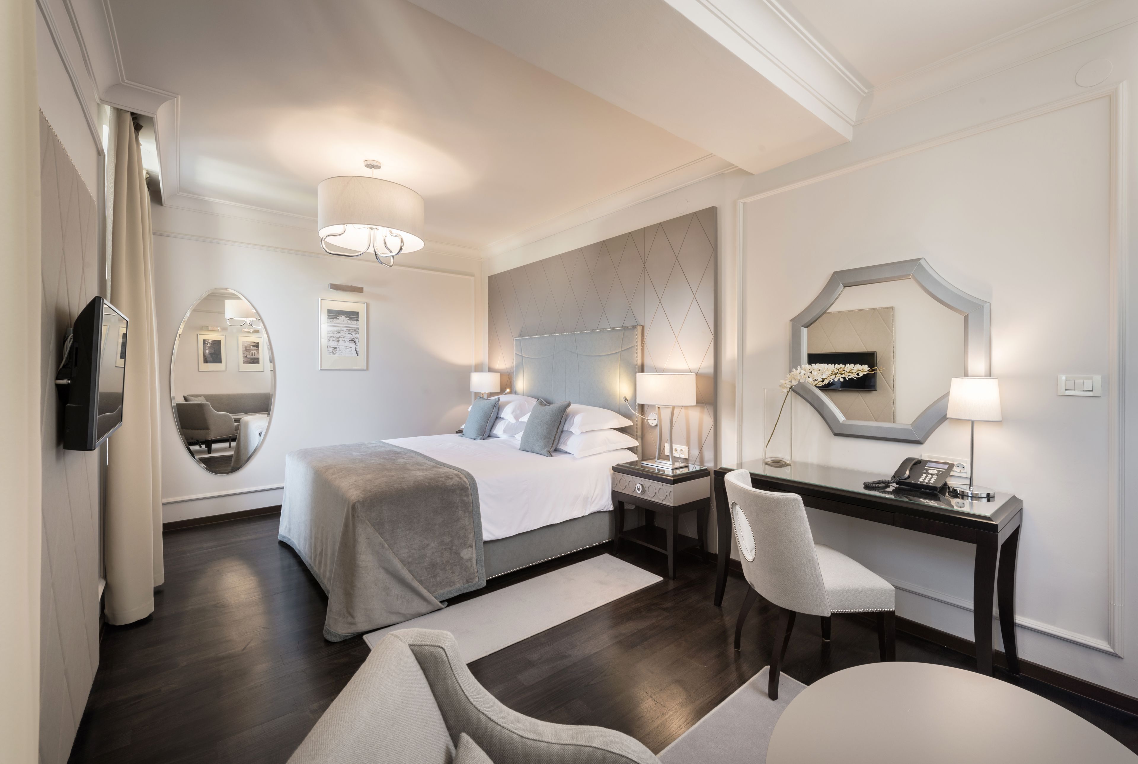 Edredões de penas, minibar, cofre no quarto, secretária 