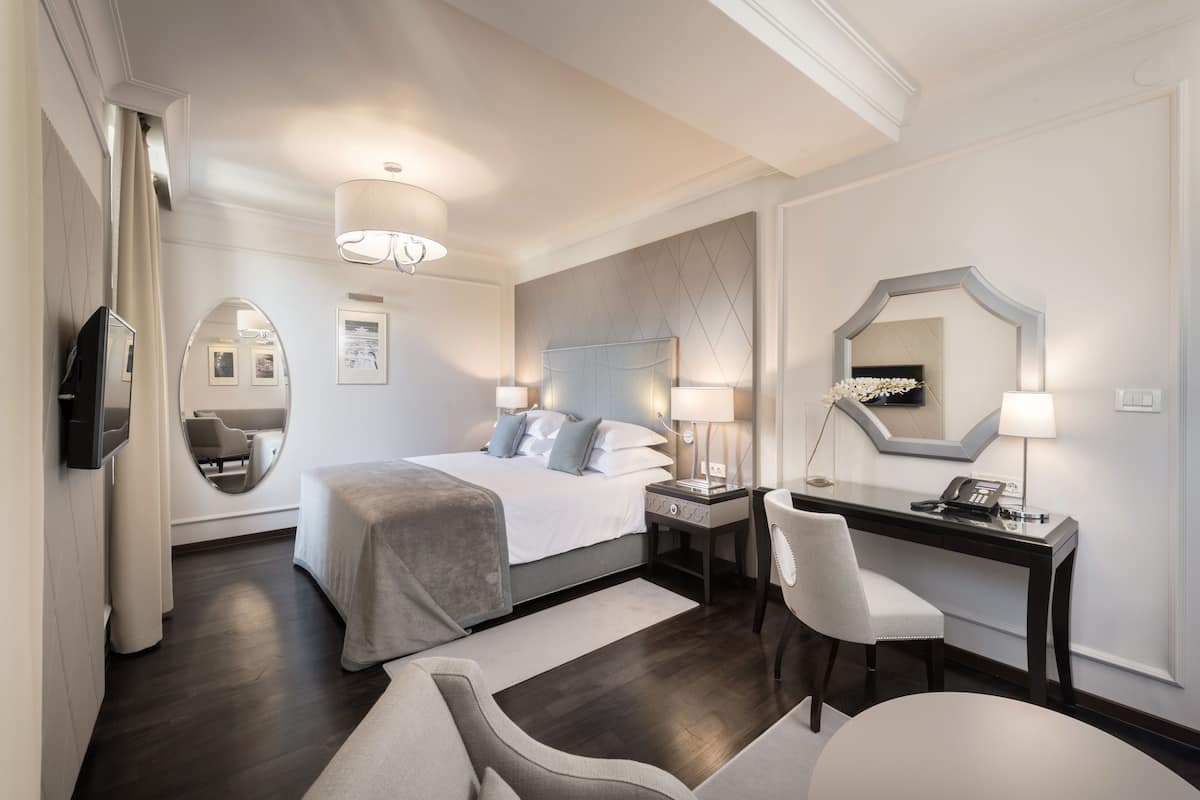 Edredões de penas, minibar, cofre no quarto, secretária