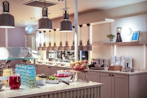 Café da manhã com buffet grátis todos os dias