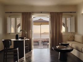 Suite Superior, banheira de hidromassagem grande, vista para o mar | Sala de estar | TV de ecrã plano