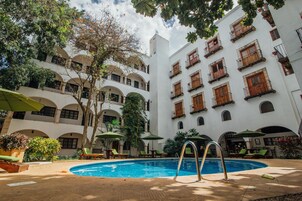 Piscina exterior, espreguiçadeiras 