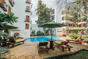 Piscina exterior, espreguiçadeiras 