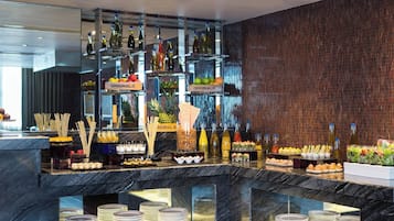 2 bares/lounges, este bar com transmissão de jogos em direto