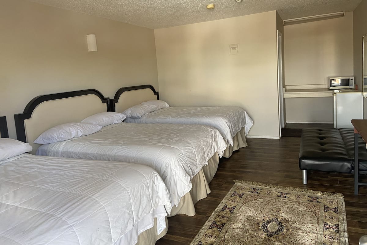 Quarto família, para não fumantes (3 Double Beds, 1 Futon) | Cofres nos quartos, ferros/tábuas de passar roupa, Wi-Fi de cortesia