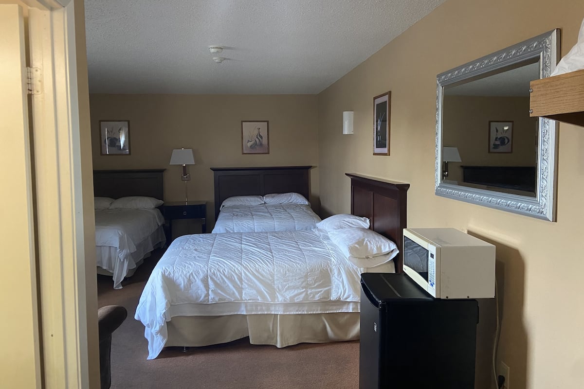 Quarto família, para não fumantes (3 Double Beds with 1 Sofa Bed) | Cofres nos quartos, ferros/tábuas de passar roupa, Wi-Fi de cortesia