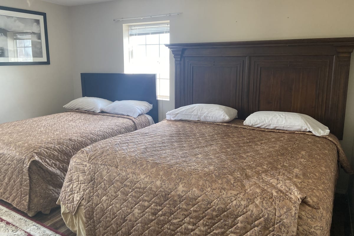 Quarto standard (2 Queen Beds with Sofa Bed) | Cofres nos quartos, ferros/tábuas de passar roupa, Wi-Fi de cortesia