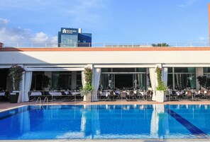 Piscina exterior sazonal, guarda-sóis, espreguiçadeiras 