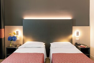 Superior Double or Twin Room | Edredões de penas, minibar, cofre no quarto, secretária 