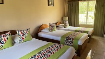 Quarto Triplo Clássico | Cofre com capacidade para portátil, cortinas/cortinados opacos